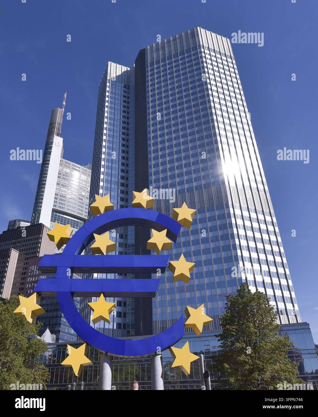 06.10.2026, xblx, Euro Symbol am Willy Brandt Platz , Frankfurt am Main ...