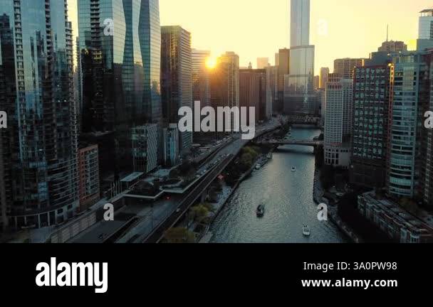 Chicago River at sunset with high-rise reflections. Sunset view of ...