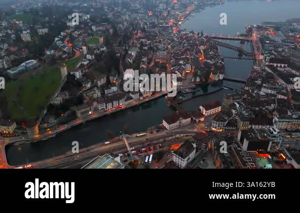 Stadtbild von Luzern Luftaufnahme, Schweiz bei Nacht mit Stadtlichtern ...