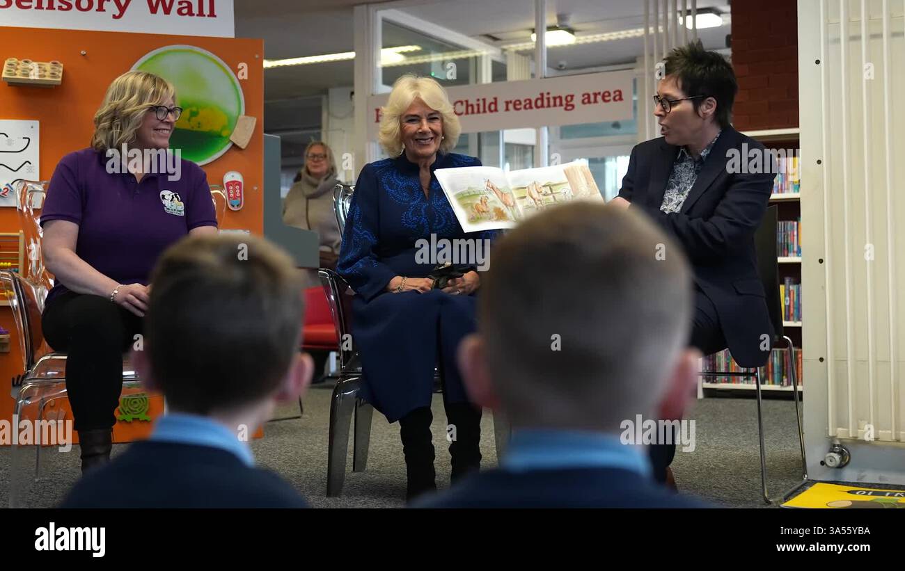 Queen meets pupils from Abercorn Primary School at Banbridge Library ...
