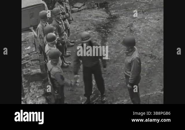 HOLLAND - 1945 - Lieutenant General William Simpson talks with 35th ...