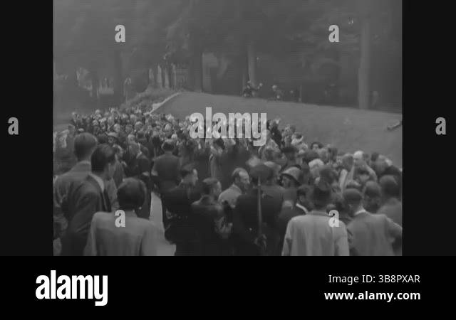 HOLLAND - 1944 - Nazi sympathizers and German prisoners are rounded up ...