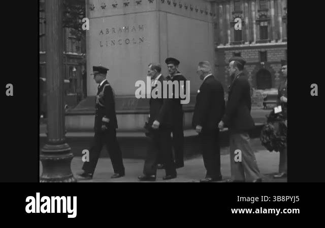 LONDON - 1945 - American Legion member Gilbert Carr lays a wreath at ...