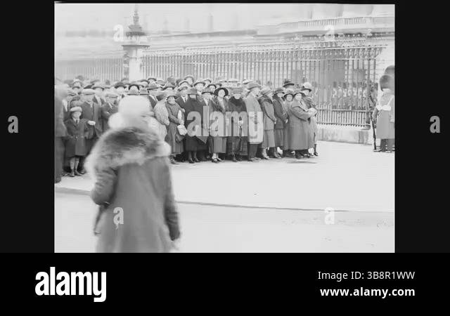 LONDON - 1919 - The unemployed in postwar London petition outside ...