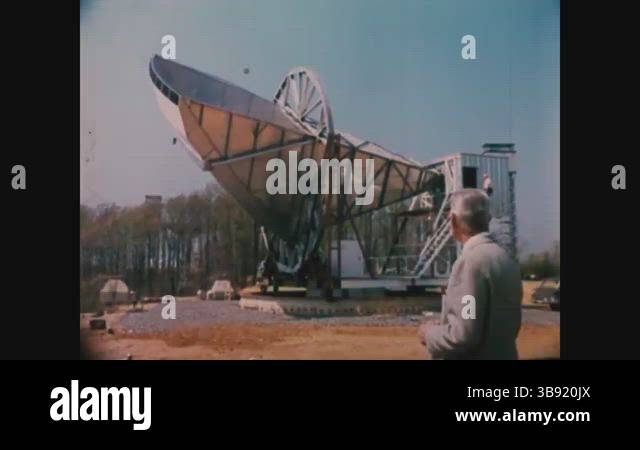 USA - 1960 - Bell Laboratories engineers work in tandem with NASA ...