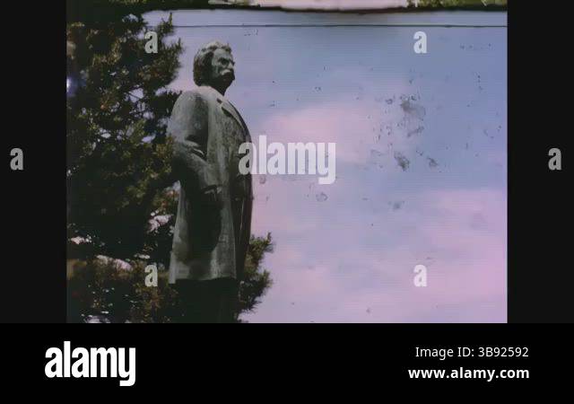 UNITED STATES - 1951 - A statue of famous author Mark Twain along the ...