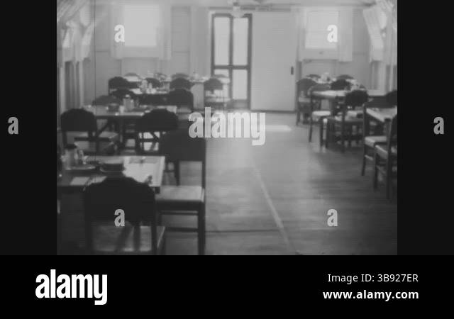 CRYSTAL CITY - 1942 - Staff detainees prepare lunch at the camp ...