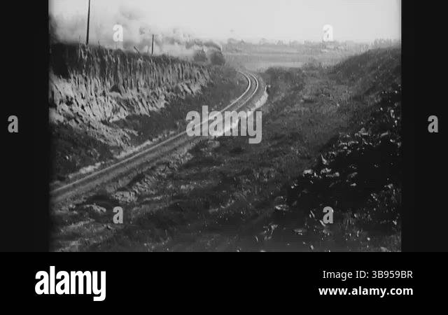 UNITED STATES - 1915 - Helen and railway staff chase after the runaway ...