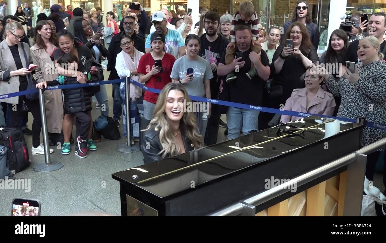 Delta Goodrem surprises commuters with a piano performance at St ...