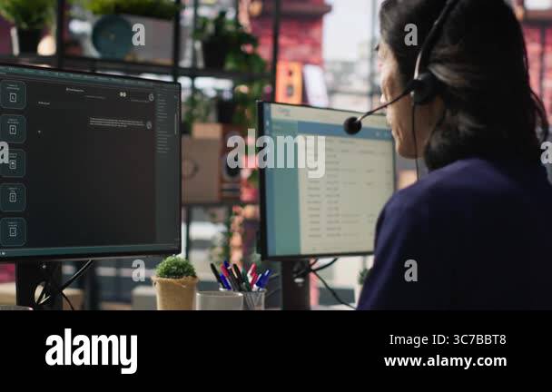 Call center agent using AI chatbot to provide quick and accurate ...