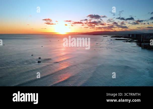 Peaceful waterscape of the Pacific Ocean at the coast of Hawaii. Sun ...