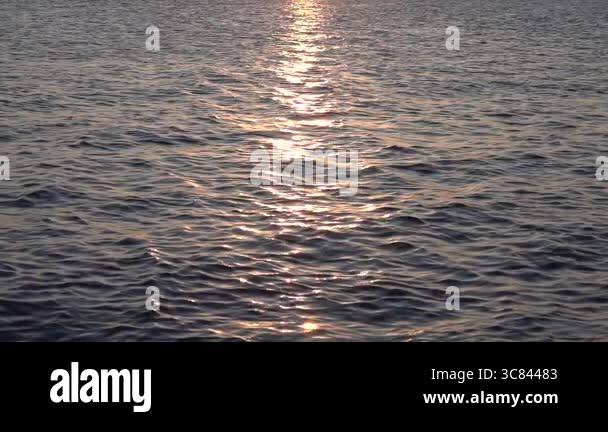 Sun reflecting on sparkling golden sea in summer, Ocean at sunset ...
