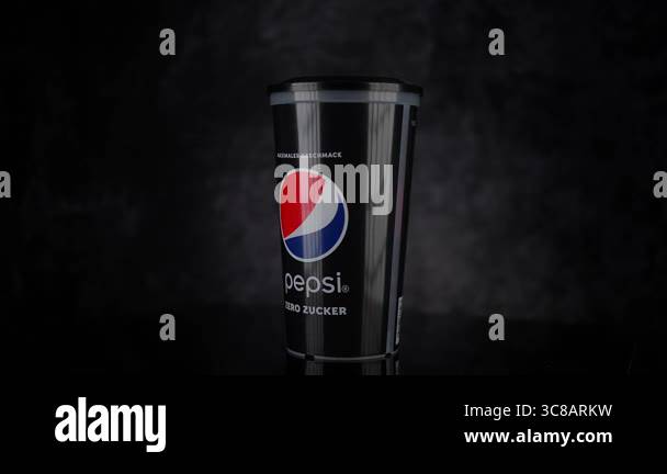 Studio shot of a Pepsi Max Zero Sugar cup with German text on a dark ...