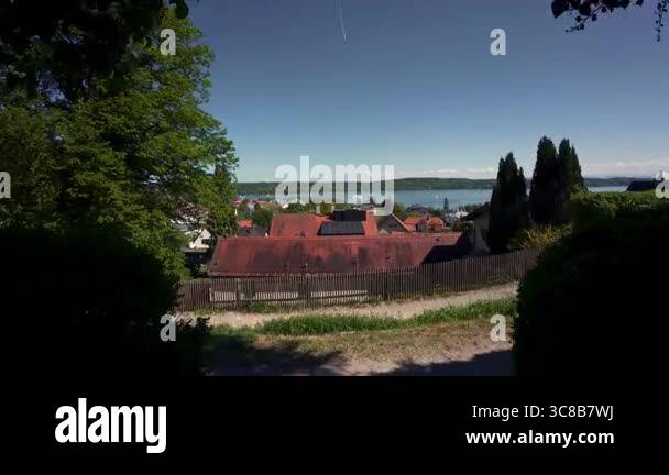 Der Schlossgarten Starnberg in Bayern begeistert mit Blick auf den ...