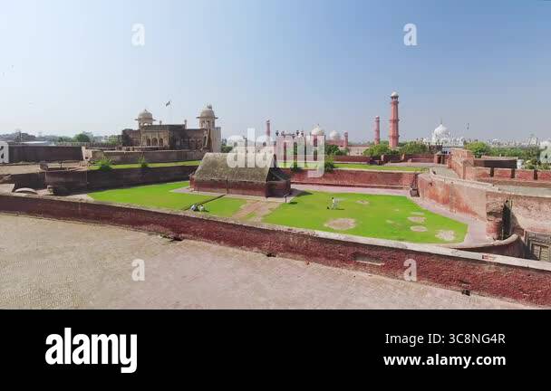 Lahore, Pakistan - 20th october, 2023: zoom in timelapse Lahore Fort ...