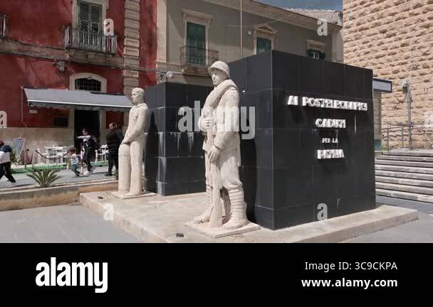 Ragusa, Sizilien - Italy - 04-03-2025 Redaktionell: Stone monument with ...