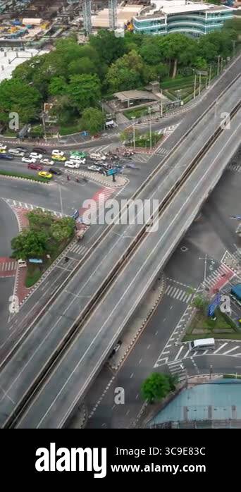 Time lapse of busy highway road junction in metropolis city center ...