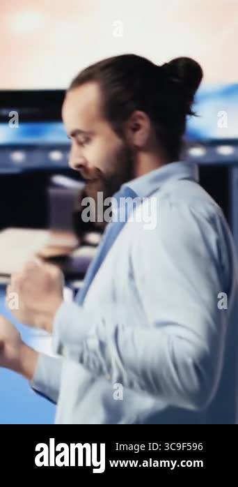 Vertical Video E commerce expert connecting on social media web ...