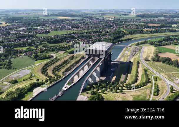 Discover the fascinating Strepy-Thieu ship lift located in Belgium ...