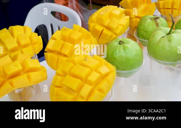 Fresh mango slice, closeup. Mango cube slices, mango fruit. Healthy ...