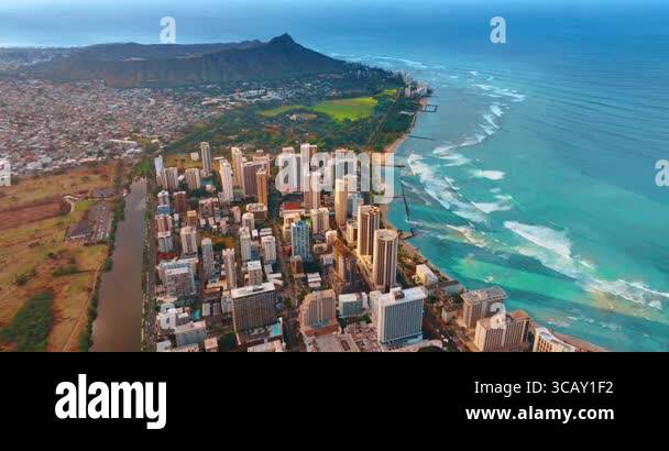 Breath-taking scenery of Honolulu near the shore of the Pacific Ocean ...