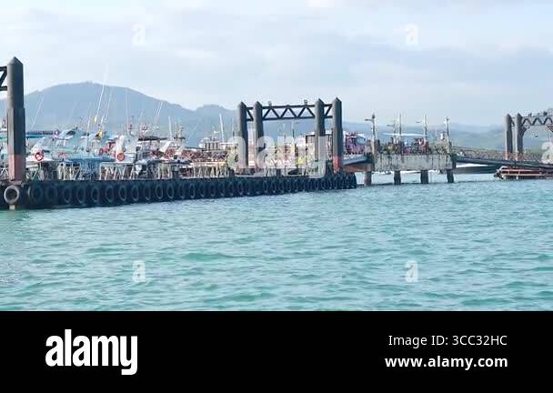 A boat approaches and docks at the pier Stock Video Footage - Alamy
