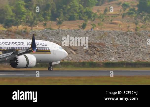 PHUKET, THAILAND - FEBRUARY 17, 2025: Singapore Airlines Boeing 737, 9V-MBN slowdown after ...