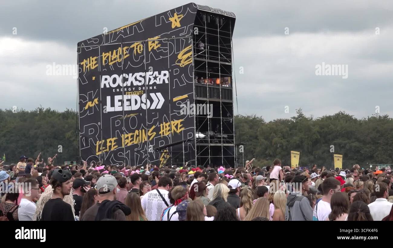 fans-flock-to-see-chappell-roan-at-leeds-festival-stock-video-footage
