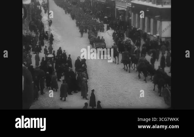 RUSSIA - 1917 - Bolshevik soldiers running to catch a train at a train ...