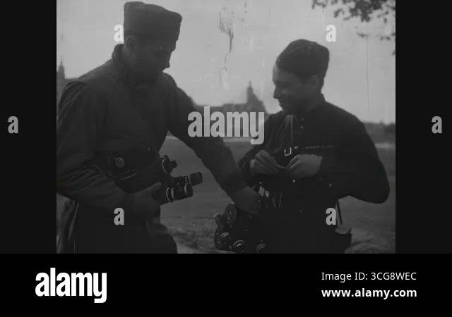 GERMANY - 1945 - American troops fraternize with Russian allies ...