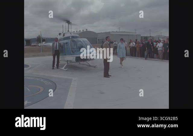 USA - 1970 - Crowds throw confetti at the Apollo 13 astronauts when ...