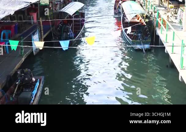 Boats move through vibrant floating market in Bangkok Stock Video Footage - Alamy
