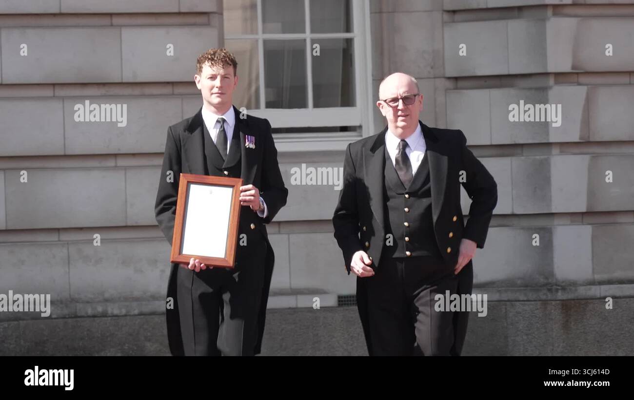 Duchess of Kent dies - Union flag lowered and notice placed on gates of ...