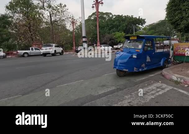 Blue tuk-tuk turns at a crowded city junction Stock Video Footage - Alamy