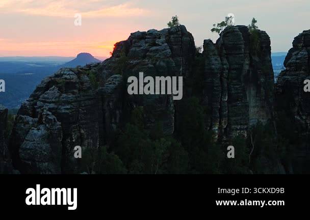 Beautiful sunset over Schrammsteine rock formations in Saxon ...