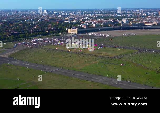 Large crowd of people gathering at the Tempelhofer Feld giant kite ...