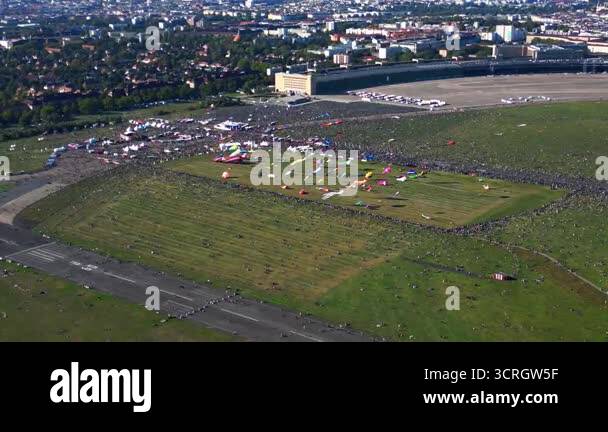 Large crowd of people gathering at the Tempelhofer Feld giant kite ...
