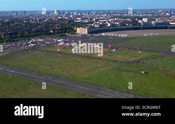 Large crowd of people gathering at the Tempelhofer Feld giant kite ...