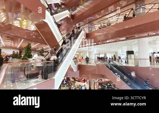 4K Time lapse of people using escalators inside shopping mall Stock Video Footage - Alamy