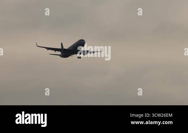 Commercial jet approaching smooth landing Stock Videos & Footage - HD ...