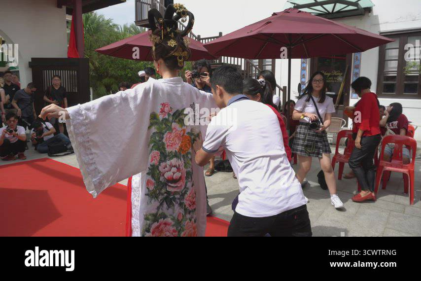 An artist write chinese calligraphy at traditional chinese cloth Stock ...