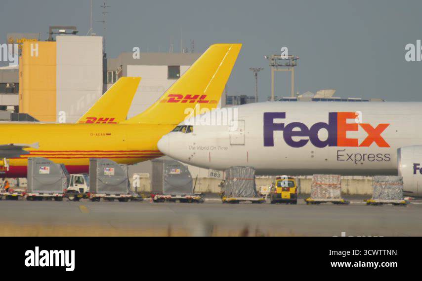 FedEx Boeing 777 taxiing Stock Video Footage - Alamy