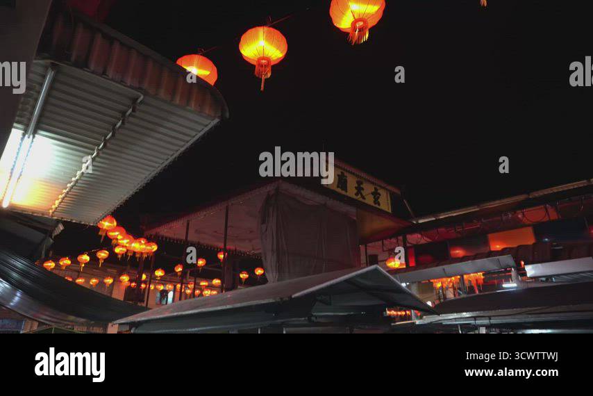 Pek Gong Cheng Wan Tan Mee sell at night Stock Video Footage - Alamy
