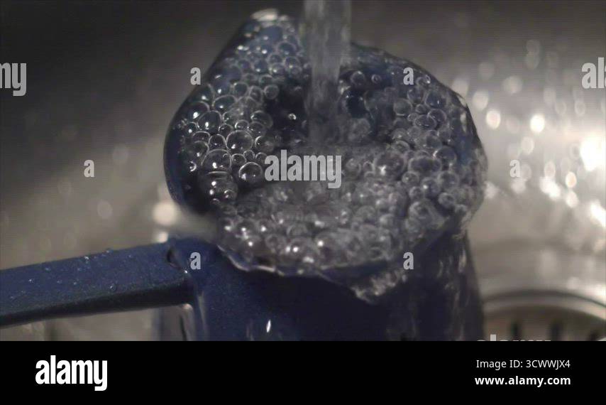 4k slow motion- pouring water over bowl and making splashes Stock Video ...