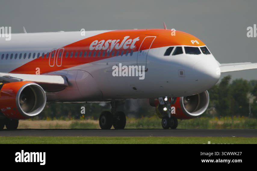 EasyJet Airbus A320 landing Stock Video Footage - Alamy