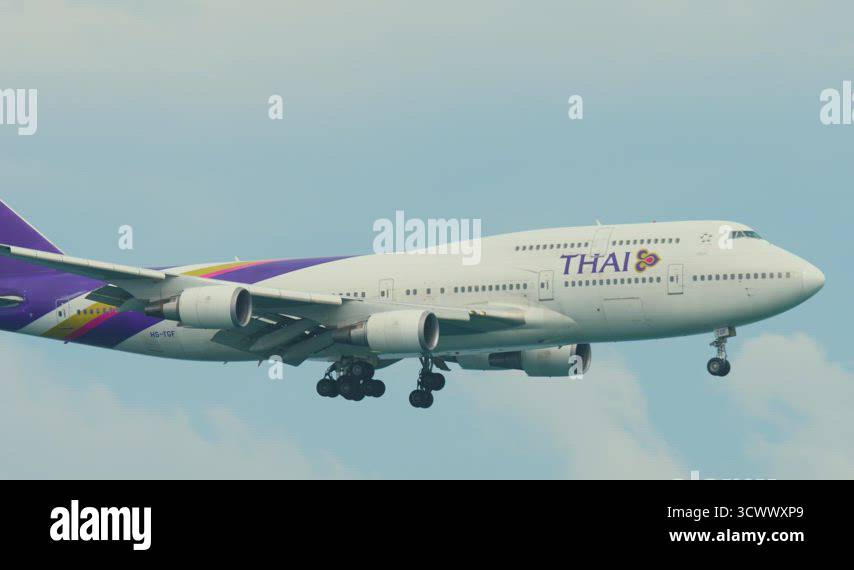 Thai Airways Boeing 747 approaching over ocean Stock Video Footage - Alamy