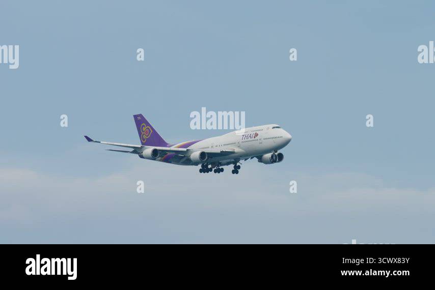 Thai Airways Boeing 747 approaching over ocean Stock Video Footage - Alamy