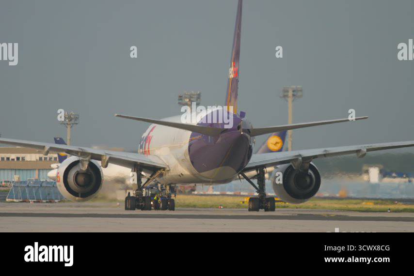 Boeing 777 push back before departure Stock Video Footage - Alamy