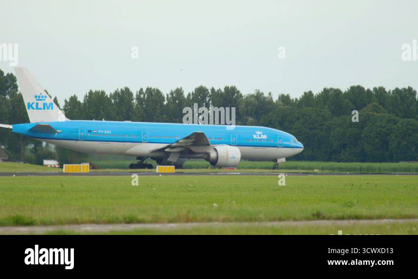 KLM Boeing 777 taxiing before departure Stock Video Footage - Alamy