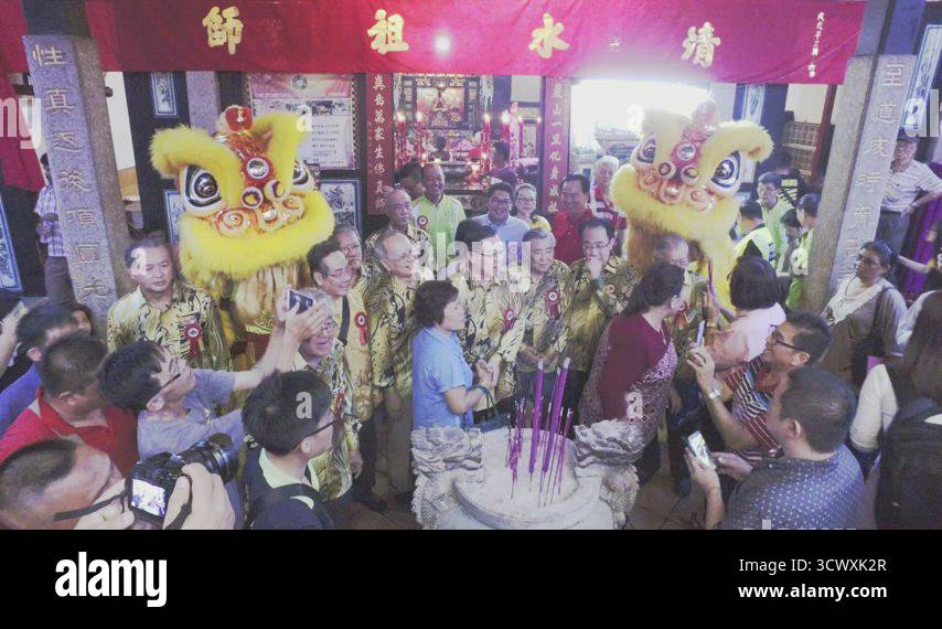 Lion dance with the VIP at the temple Stock Video Footage - Alamy